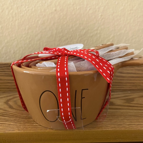 Rae Dunn | Kitchen | Nwt Rae Dunn Gingerbread Christmas Measuring Cup ...
